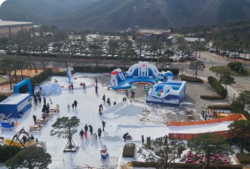 5. Popup Sledding Rink En - snow